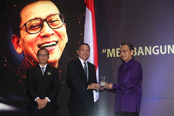 Anugrah Tokoh Inspirasi Nasional dalam Top 10 Most Outstanding People