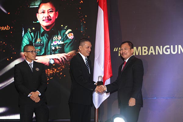 Anugrah Tokoh Inspirasi Nasional dalam Top 10 Most Outstanding People