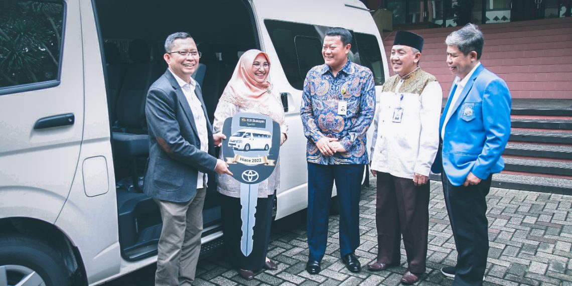 Dukung Operasional Kampus, KBBS Berikan Hibah Mobil Ke UIN Syarif ...