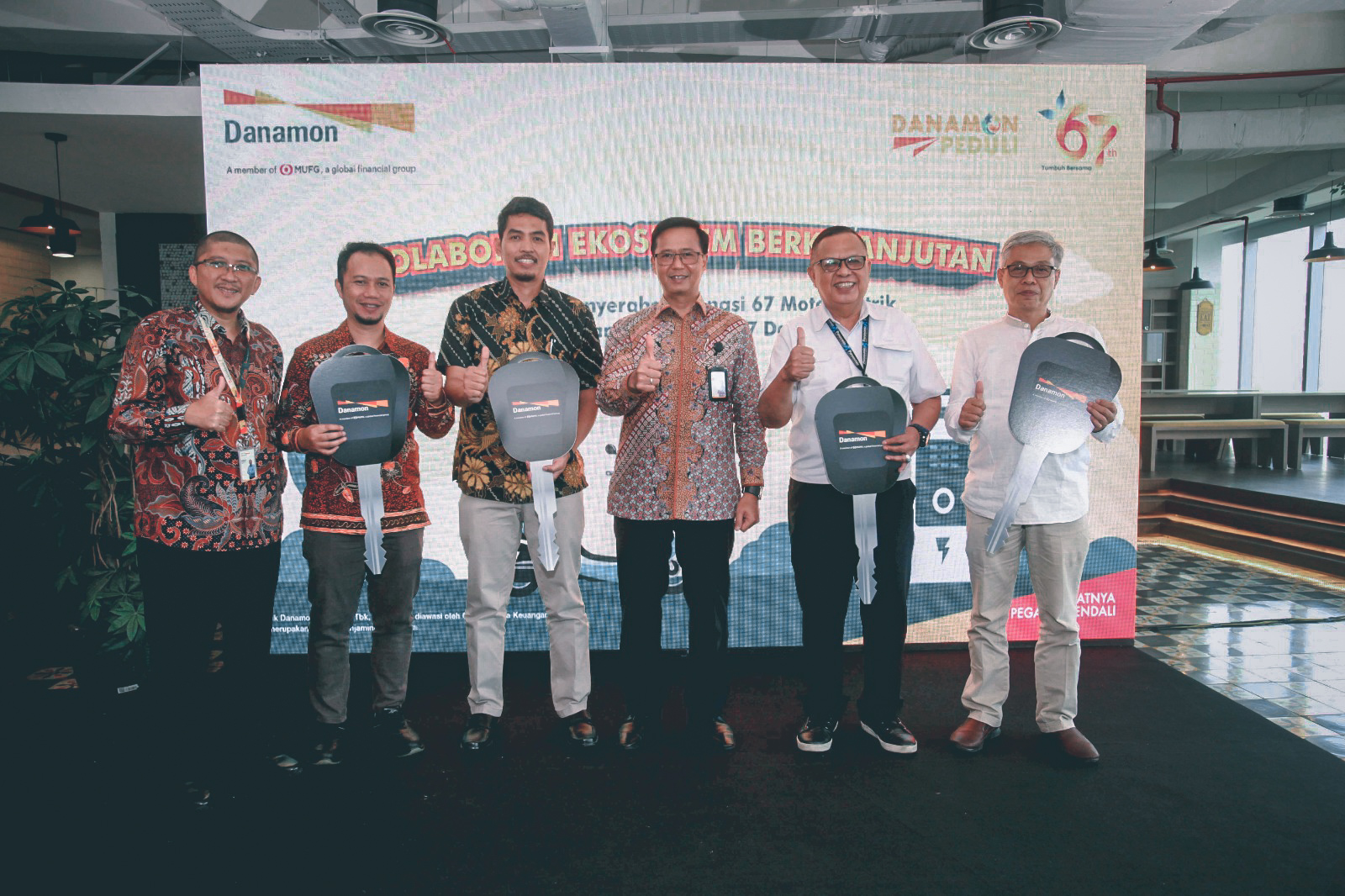 PT Bank Danamon Indonesia Menyerahkan Donasi Motor Listrik Kepada Mitra ...