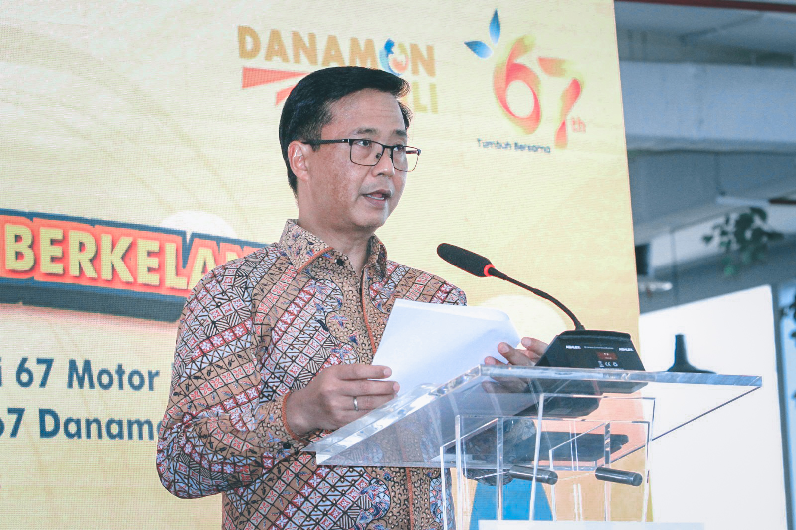 PT Bank Danamon Indonesia Menyerahkan Donasi Motor Listrik Kepada Mitra ...