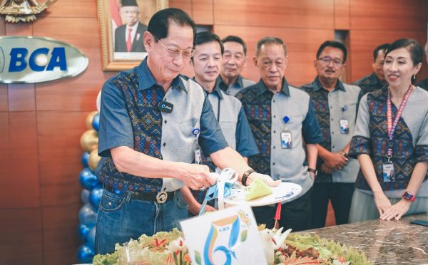 Rayakan HUT ke-67, BCA Produksi Seragam Berbahan Daur Ulang untuk 25. ...