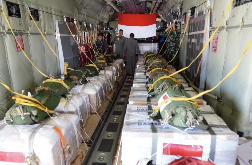 Gunakan Hercules TNI AU, Pemerintah Sukses Terjunkan Bantuan Pangan di ...