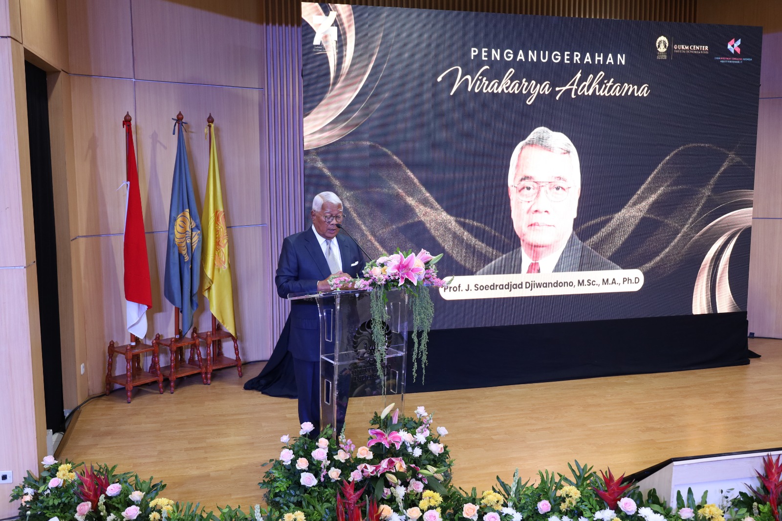 FEB UI Anugerahi eks Gubernur BI Soedradjad Djiwandono Penghargaan ...